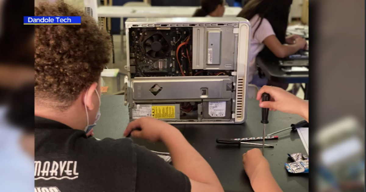Nonprofit Dandole Tech helping address the digital divide - CBS Chicago
