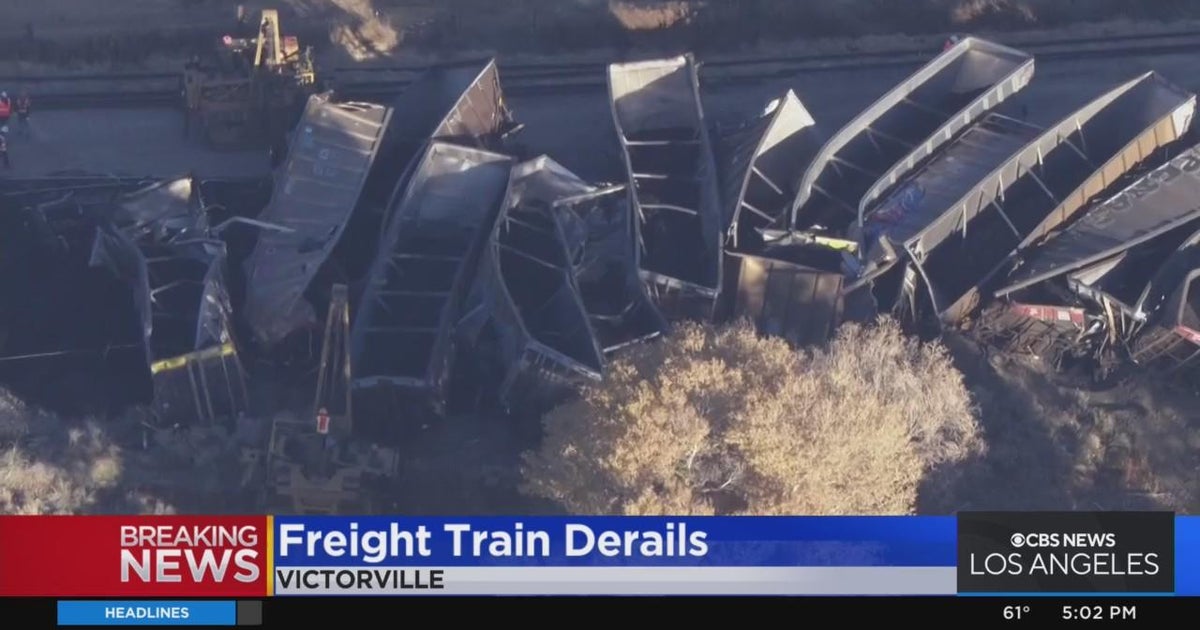 Freight train carrying iron ore derails in Victorville - CBS Los Angeles
