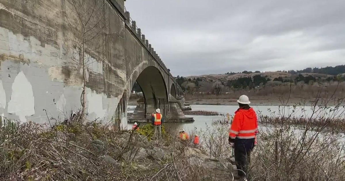 Ferndale residents, work crews taking stock of quake damage - CBS San ...