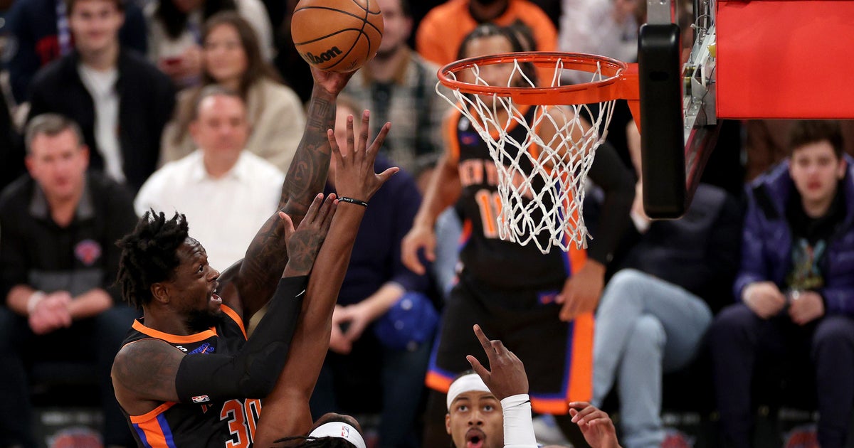 Knicks beat up on Curry-less Warriors, win 8th in a row - CBS New York