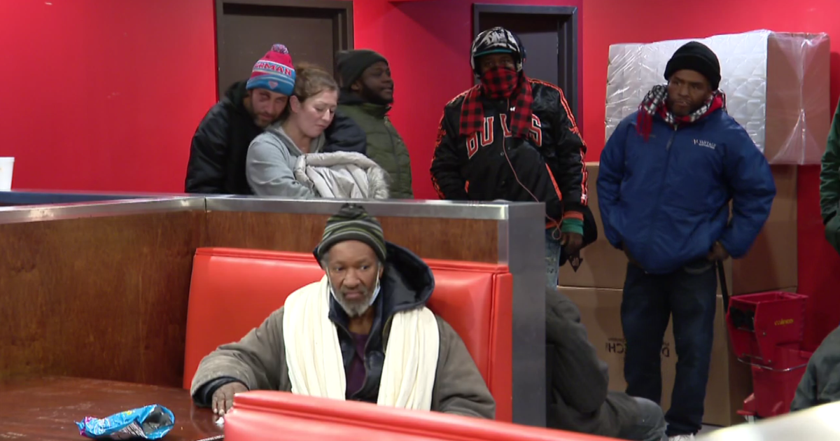 Volunteer works to get homeless to hotel amid cold - CBS Chicago
