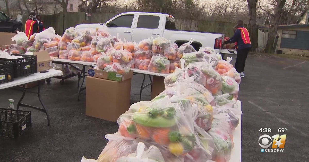 North Texas food bank helps those in need during holiday season - CBS Texas