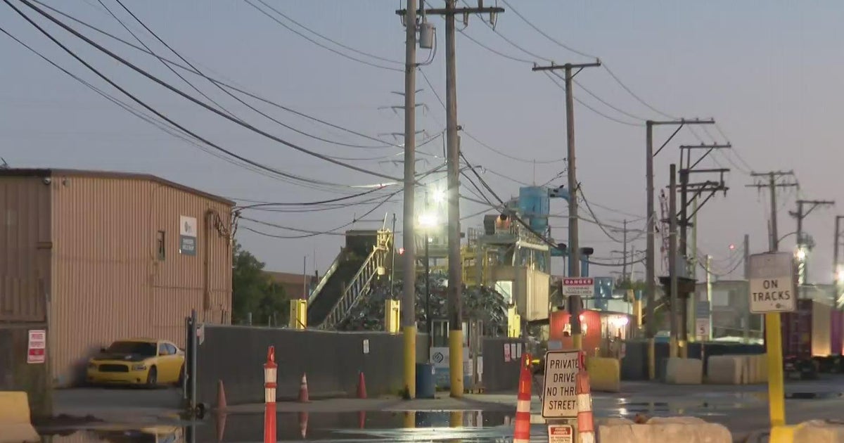 EPA gives all clear to scrap metal company in Pilsen - CBS Chicago