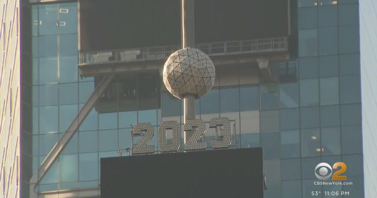 Final preparations underway in Times Square for New Year's Eve - CBS ...
