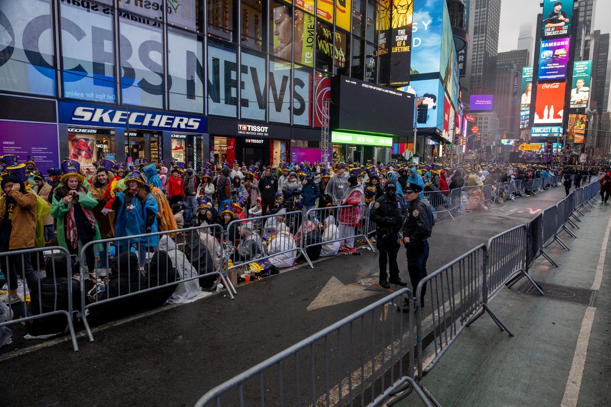 Thousands brave the rain to ring in 2023 in Times Square