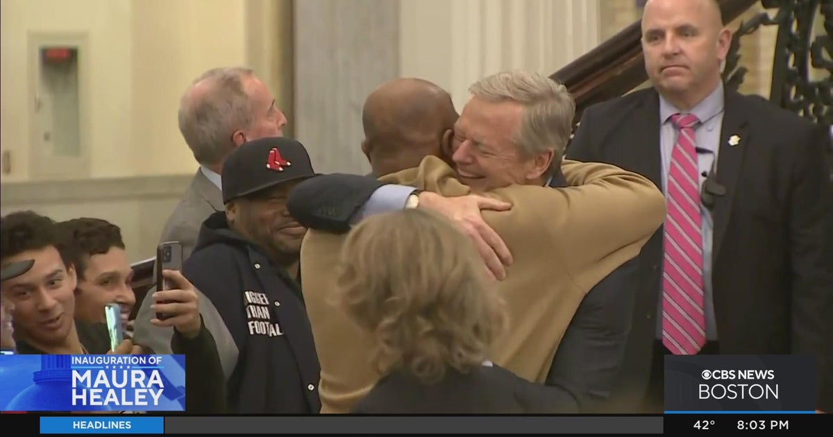 Charlie Baker takes the 'lone walk' on his last day at the State House ...