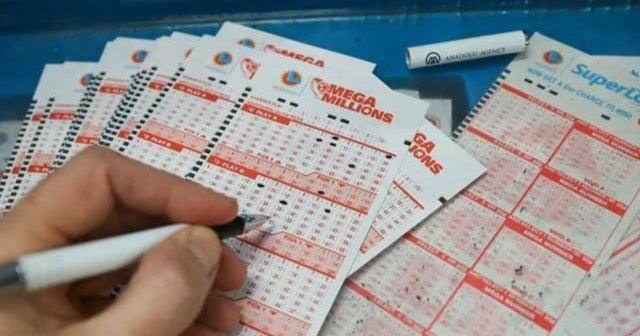 Mega Millions jackpot at $940 million ahead of Friday drawing - CBS News