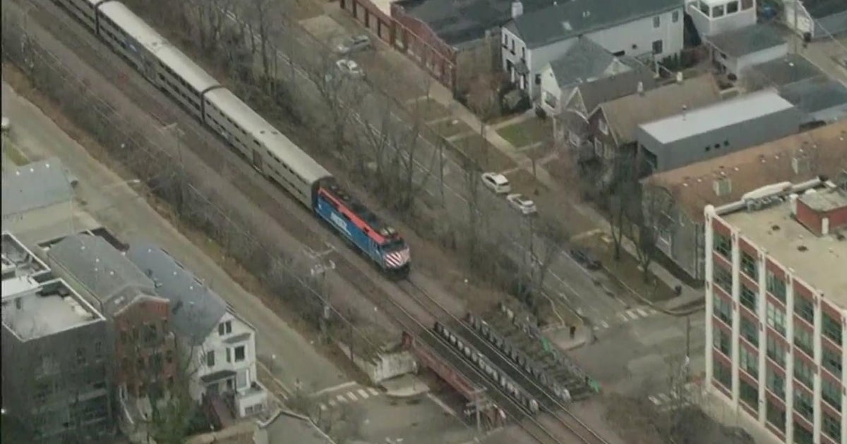Pedestrian struck by Metra train in Roscoe Village - CBS Chicago
