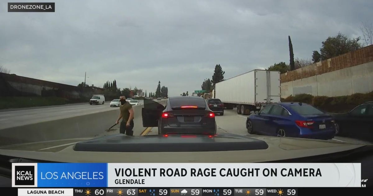 Violent road rage in Glendale caught on camera - CBS Los Angeles
