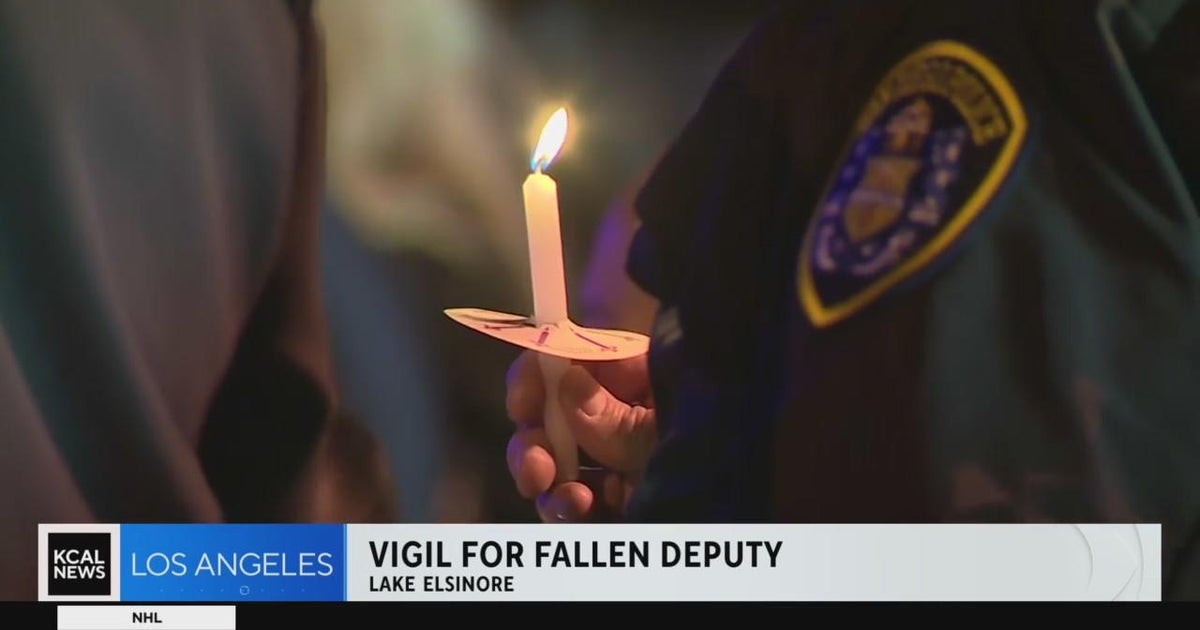Lake Elsinore community gathers for emotional vigil for Deputy Darnell ...