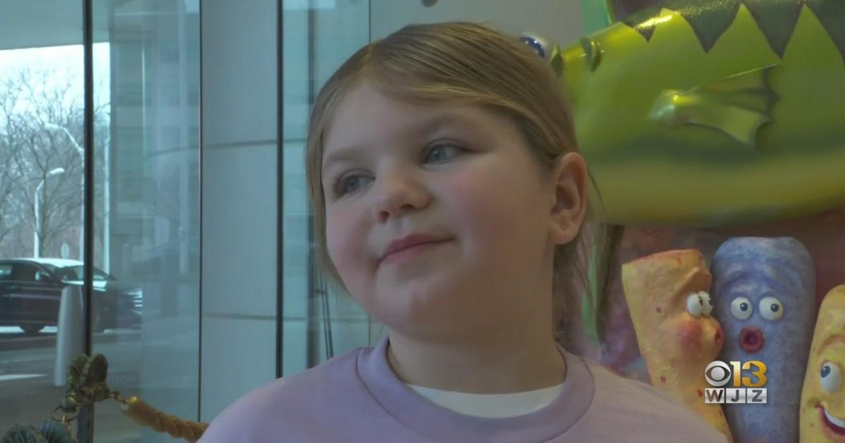 9-year-old girl returns to hospital where she was treated to make ...