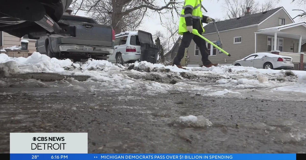 DWSD working to repair water main breaks, broken fire hydrants - CBS ...