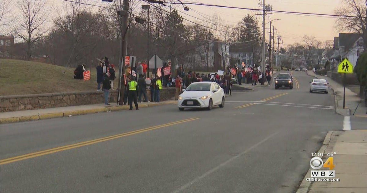 Woburn schools closed as teachers go on strike - CBS Boston
