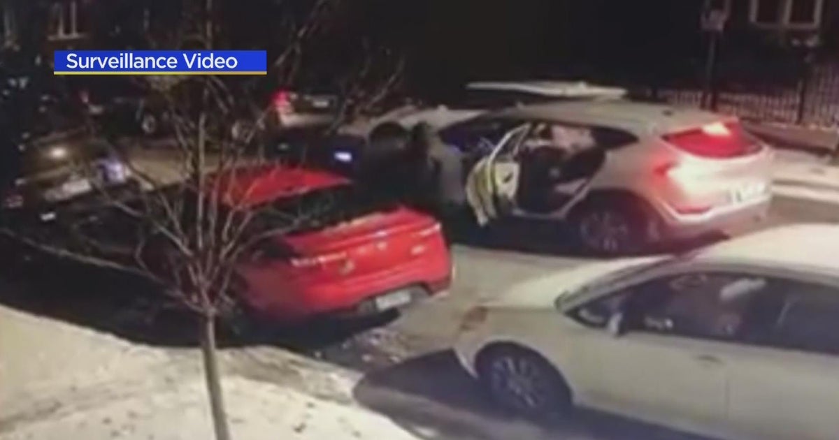 Violent Armed Robbery Caught On Camera In Humboldt Park Cbs Chicago
