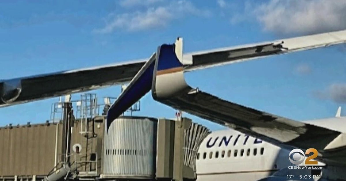 2 planes clip wings at Newark Airport - CBS New York