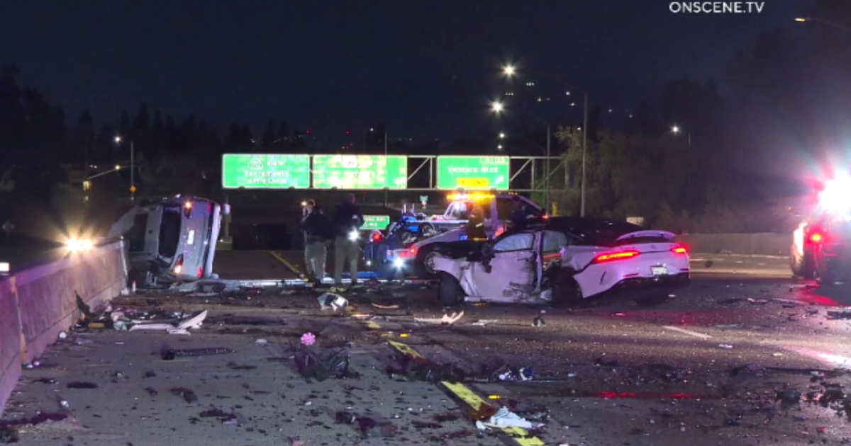 One person killed in multi-vehicle crash on 101 Fwy in Studio City - CBS Los Angeles