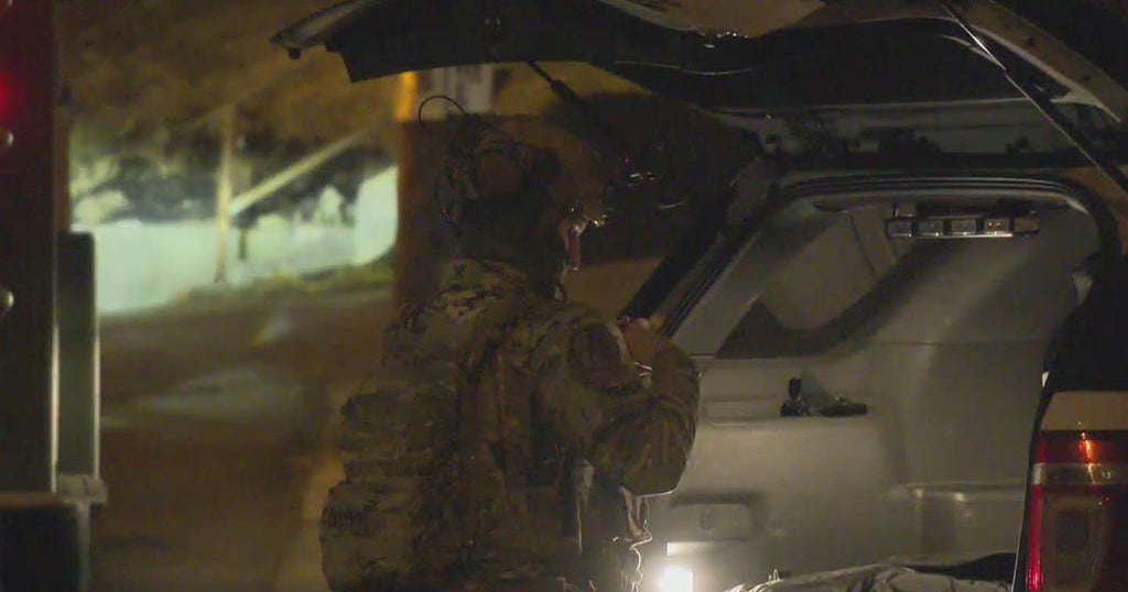 SWAT officers surround home in South Side Slopes overnight - CBS Pittsburgh