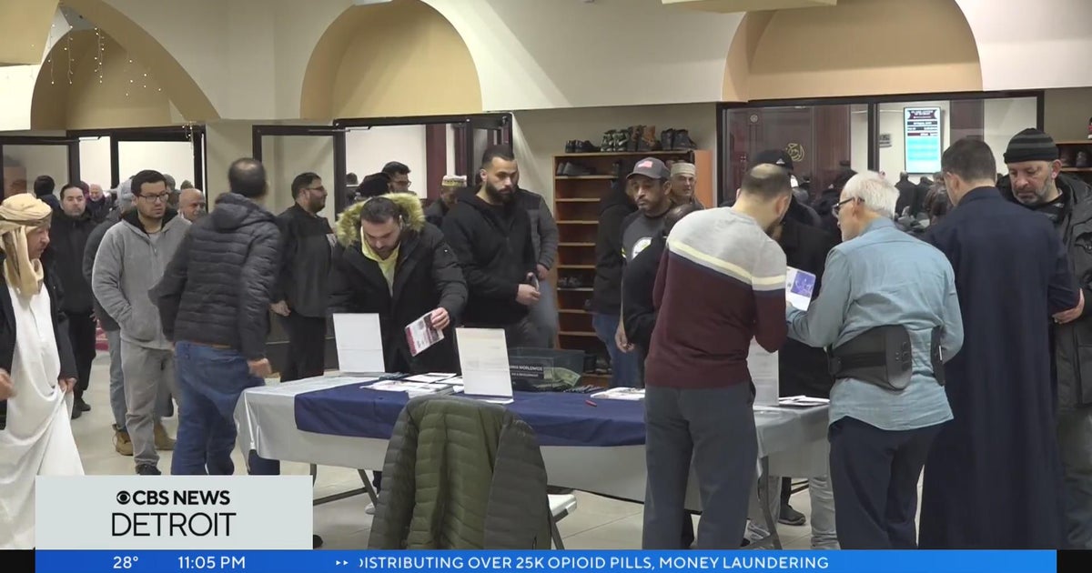 Members of Detroit mosque line up to donate to earthquake victims - CBS ...