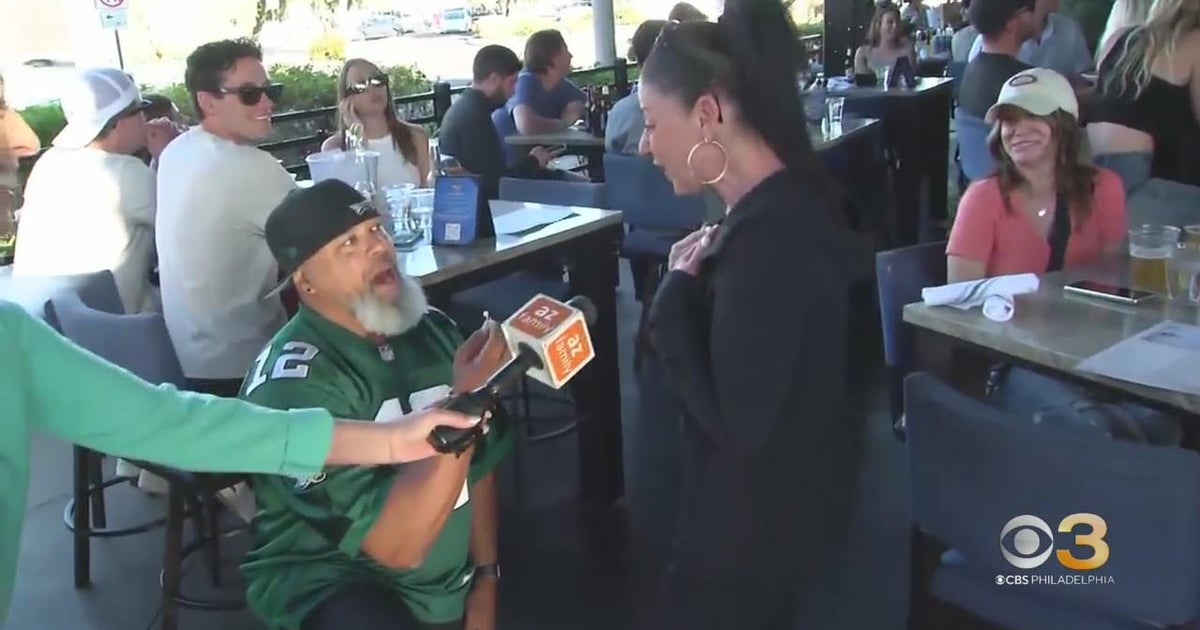 2 Eagles fans get engaged on live TV in Arizona - CBS Philadelphia