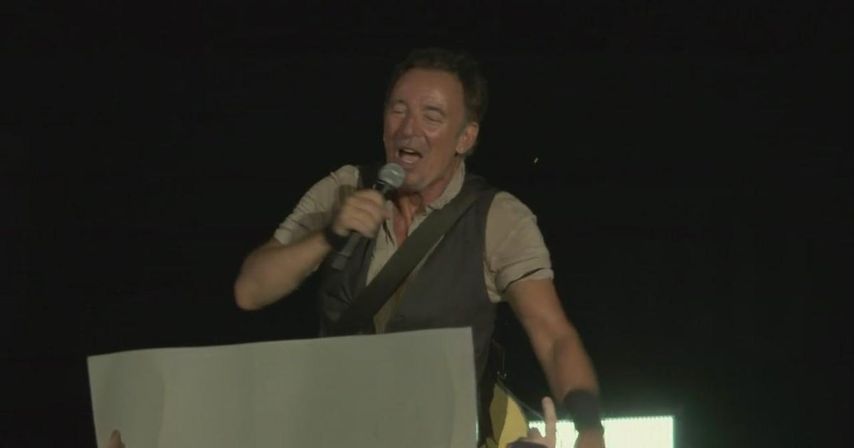 Bruce Springsteen has Valentine's Day present for Philly fans - CBS ...