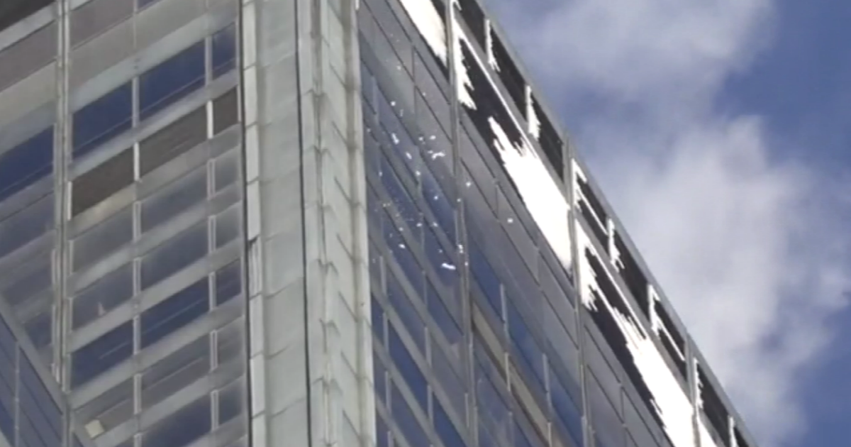 Falling ice from Willis Tower closes nearby sidewalks - CBS Chicago
