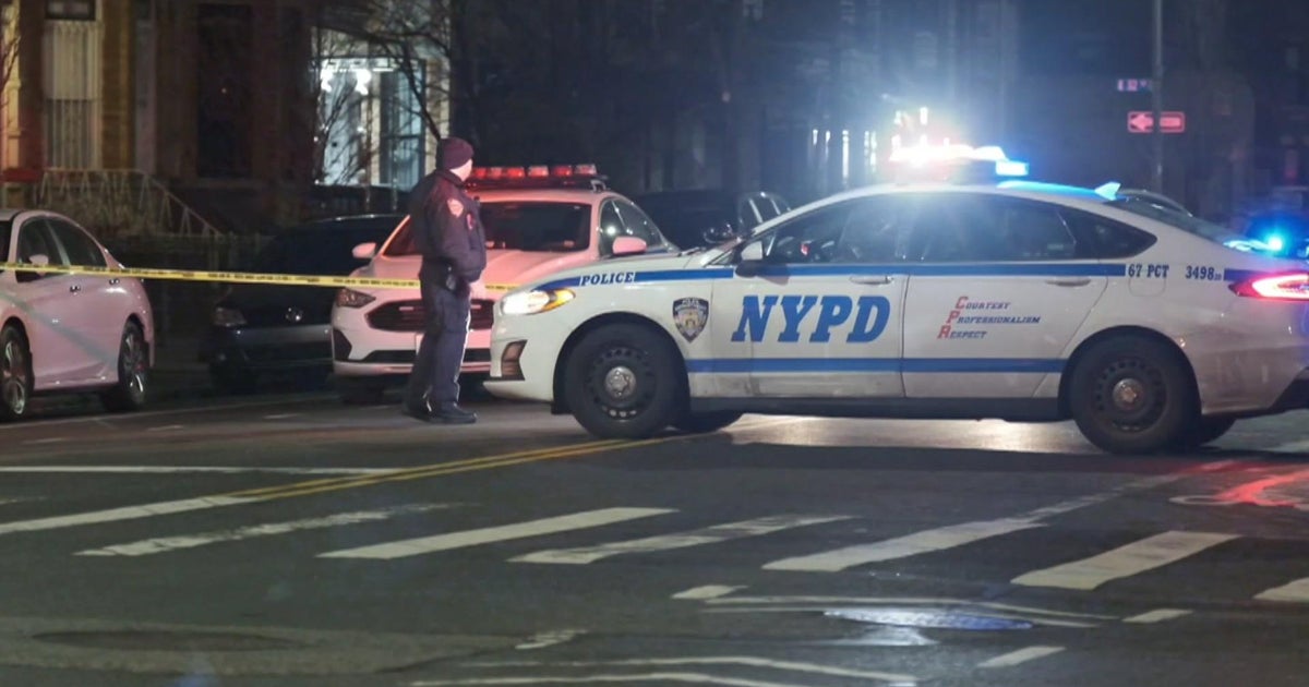 NYPD officers hurt in crash responding to call in Brooklyn - CBS New York