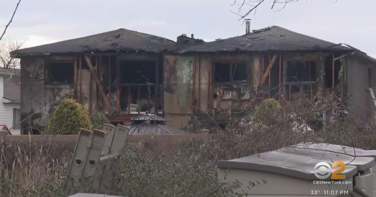 Staten Island neighborhood in shock after 4-alarm fire - CBS New York