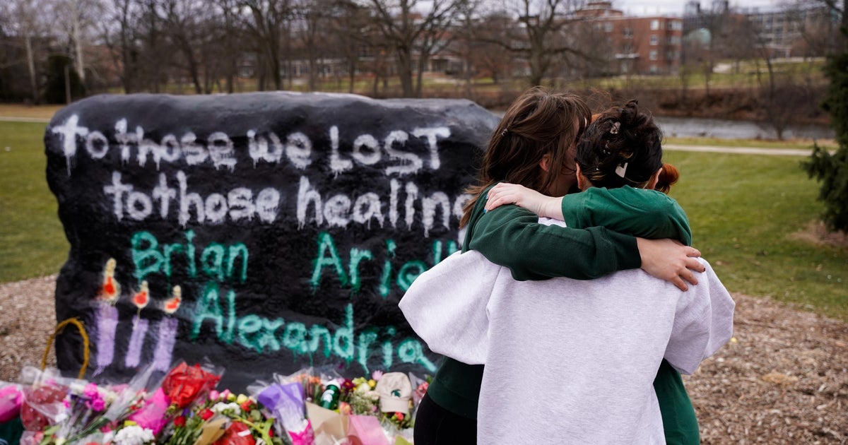 Gov. Gretchen Whitmer lowers flags to honor students killed in Michigan ...