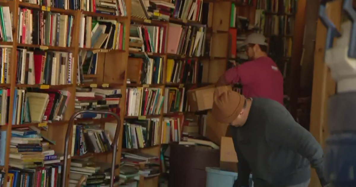 Crews clean out beloved Bookman's Corner in East Lakeview - CBS Chicago