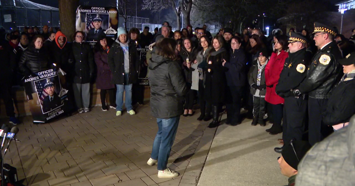 Outpouring Of Support At Vigil For Fallen Cpd Officer Cbs Chicago