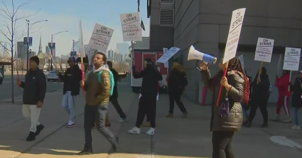 Concessions staff at United Center go on strike ahead of Big Ten - CBS ...