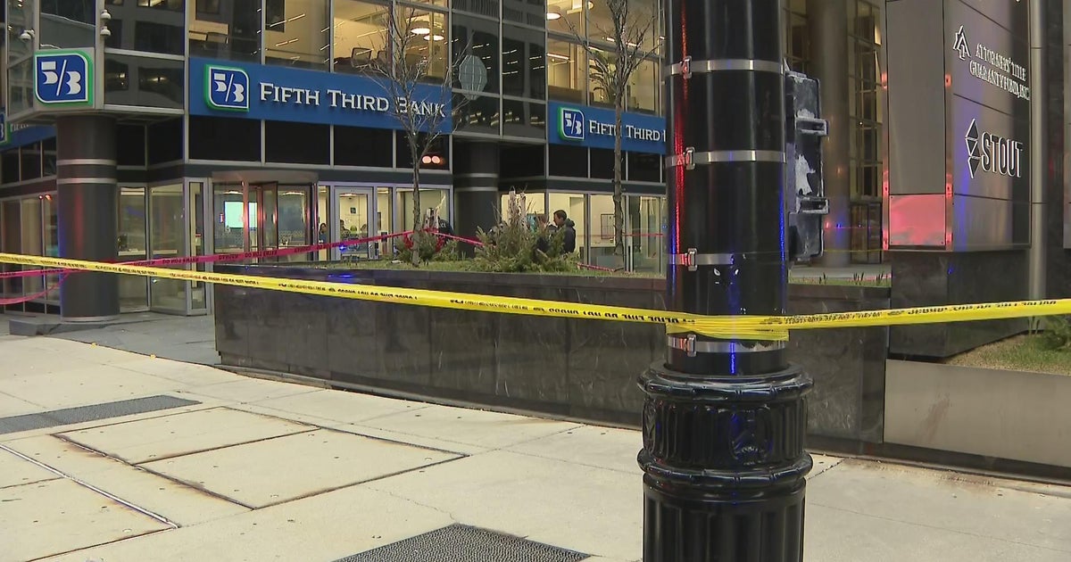 Search on for man who robbed downtown bank, leading to shootout with ...