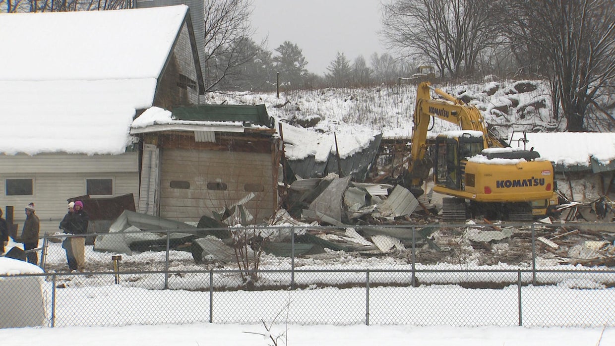 Barn collapses at Shaw Farm in Dracut during nor'easter - CBS Boston