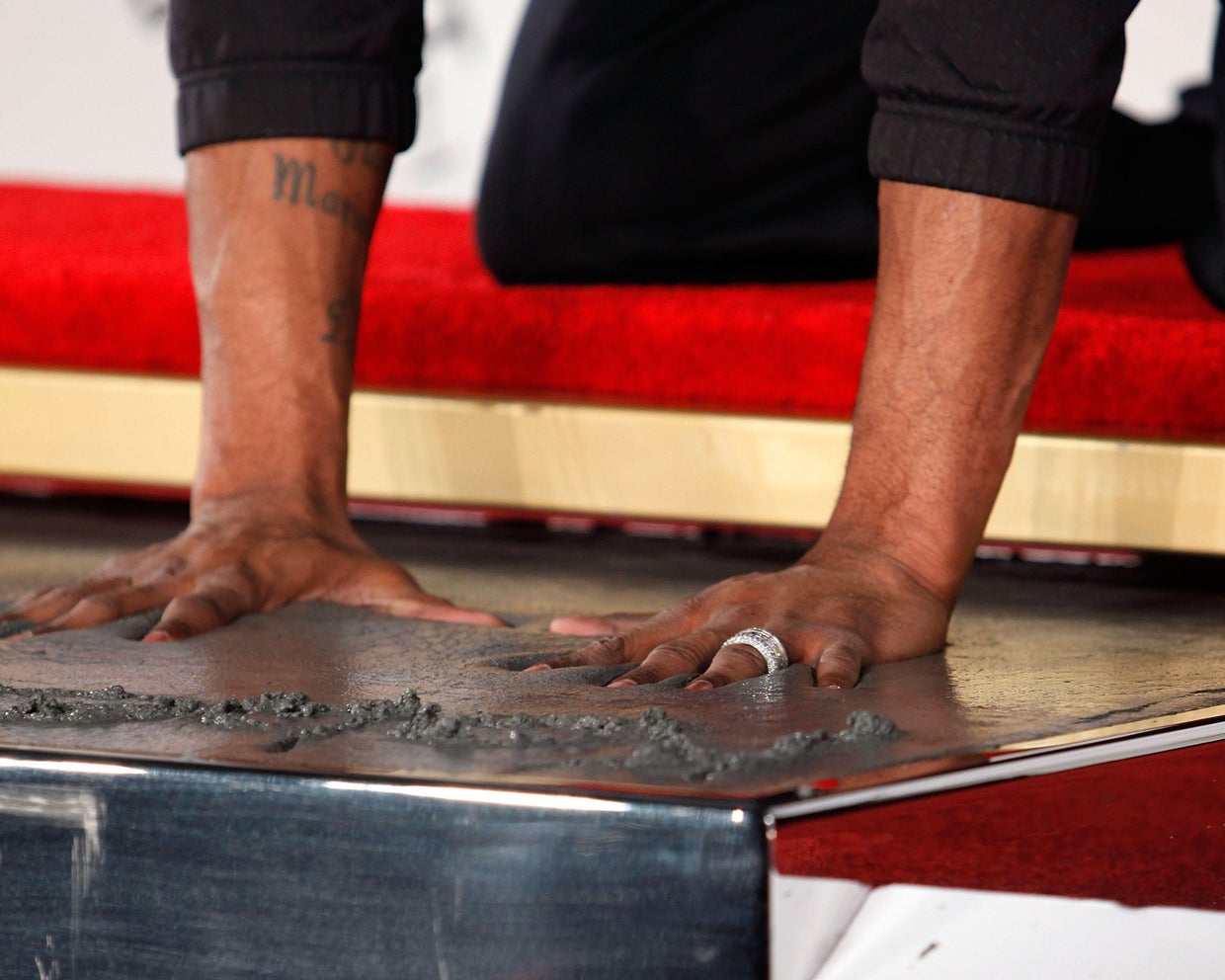 Kobe Bryant honored with permanent display outside TCL Chinese Theatre ...