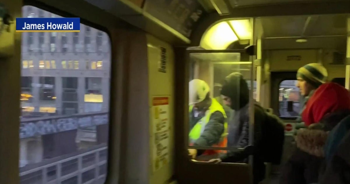 Hundreds of passengers get stuck on a CTA train during power outage ...