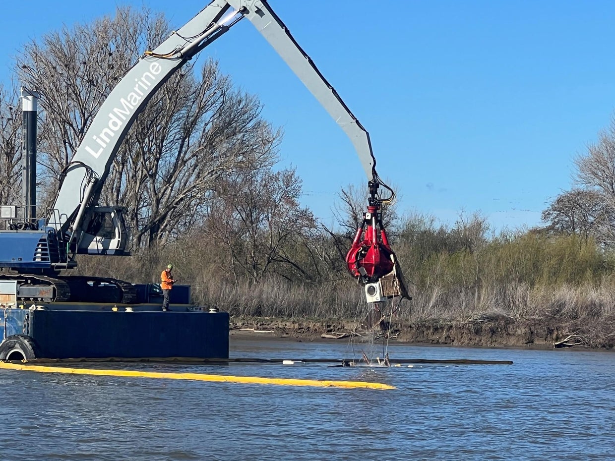 Sunken boat pulled out of Sacramento River Deep Water Channel - CBS ...