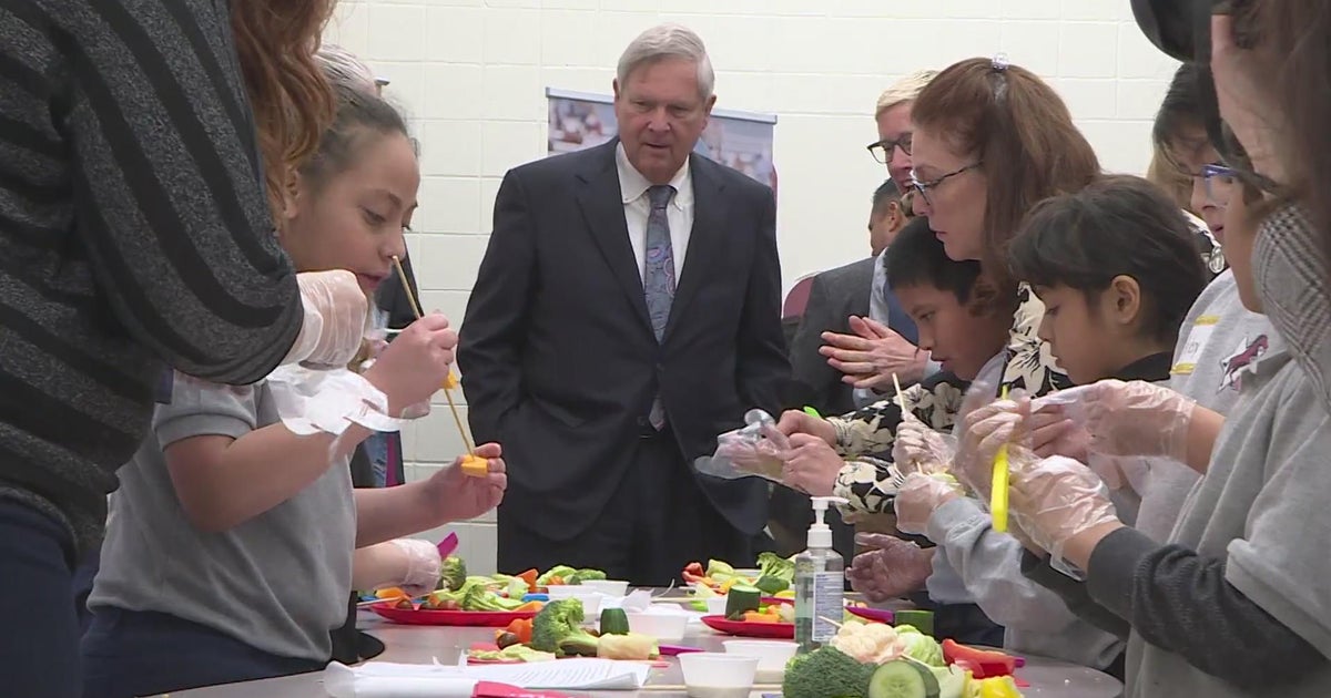 Agriculture Secretary Tom Vilsack visited Maplewood Elementary School ...