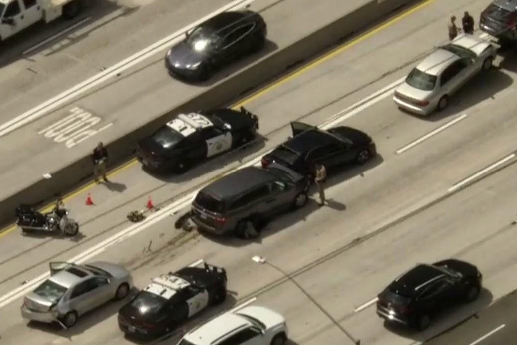 One dead in Hollywood Hills multi-vehicle crash - CBS Los Angeles