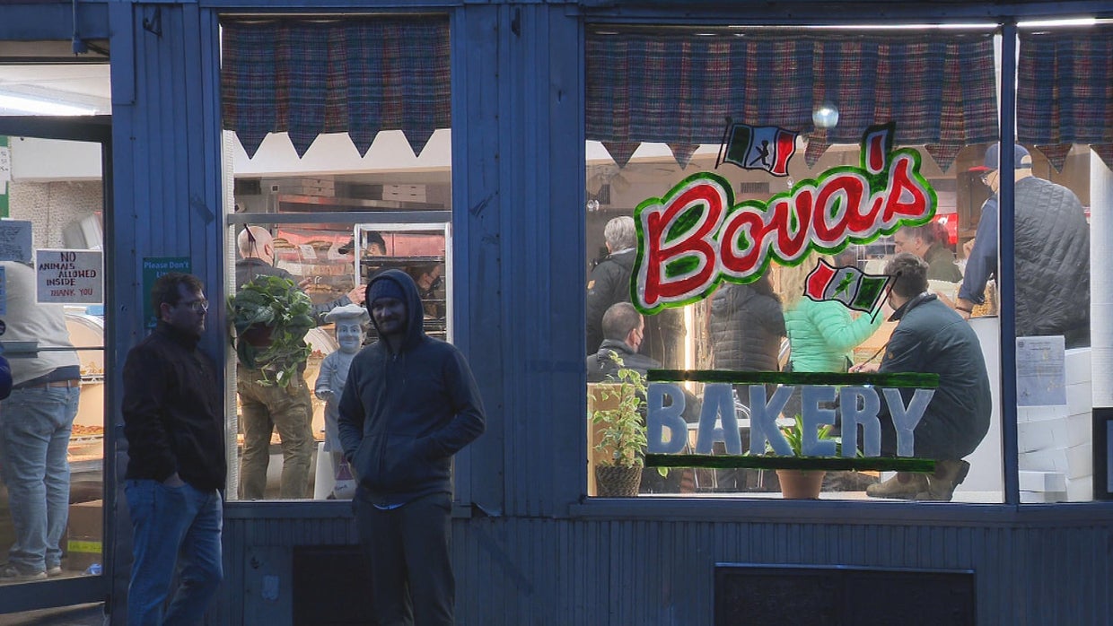 Matt Damon, Casey Affleck movie filming draws crowd outside Bova's ...