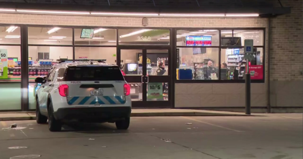 7-Eleven stores robbed at gunpoint in Bucktown, Lakeview - CBS Chicago