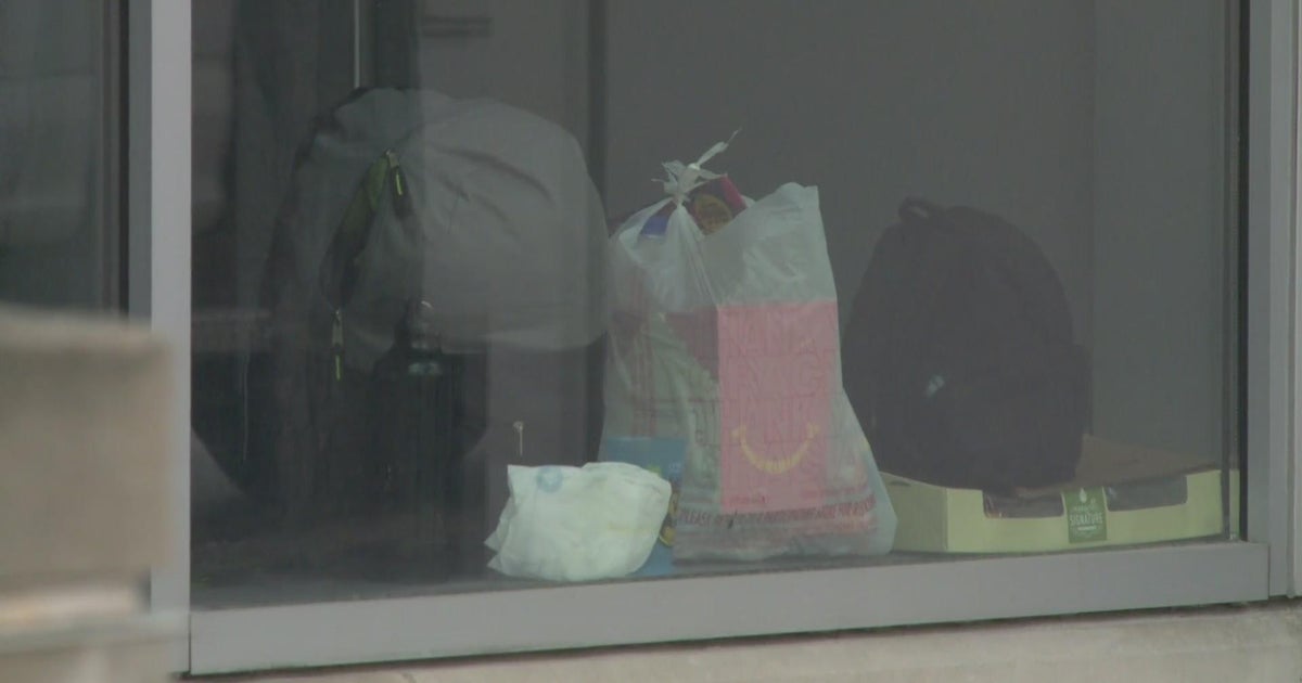 Migrants still being housed in Chicago Police stations - CBS Chicago