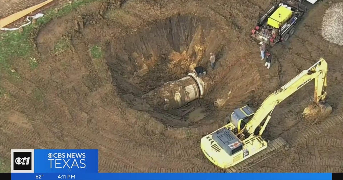 Water levels back to normal in Arlington after pipe burst - CBS Texas