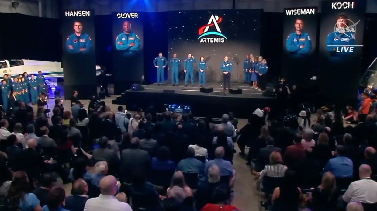 NASA introduces 4 astronauts who will fly to the moon on Artemis II mission - CBS News