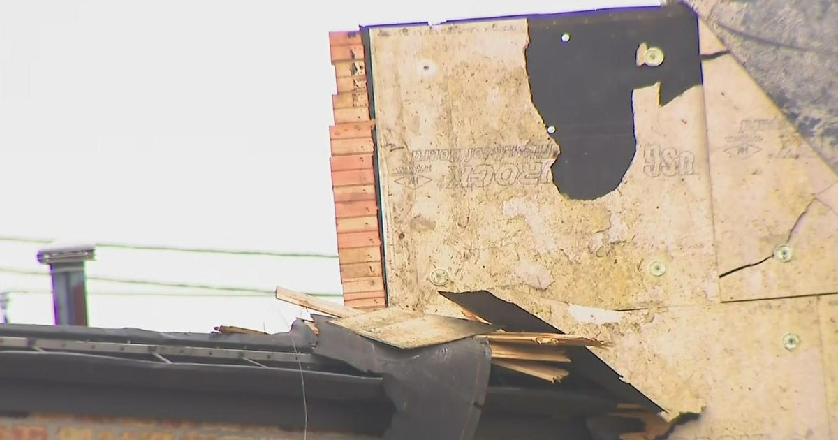 Strong winds damage roofs from West Side to Old Town - CBS Chicago