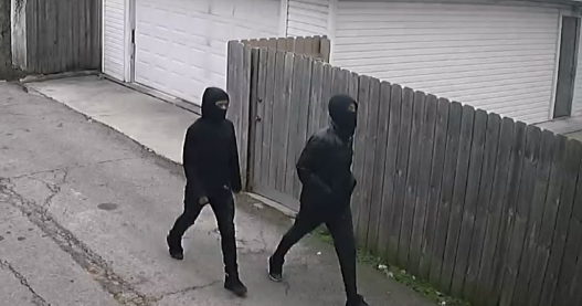 Two suspects wanted in robbery of mail carrier on West Side - CBS Chicago
