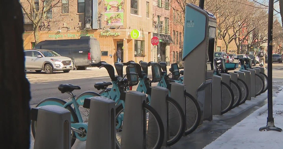 2 dozen students to graduate bike mechanic training program - CBS Chicago
