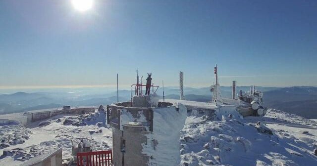 How researchers collect data on Mount Washington in extreme weather ...