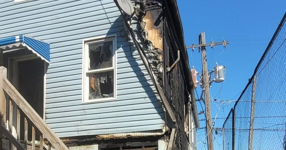 1 dead, firefighter hurt in Back of the Yards house fire - CBS Chicago