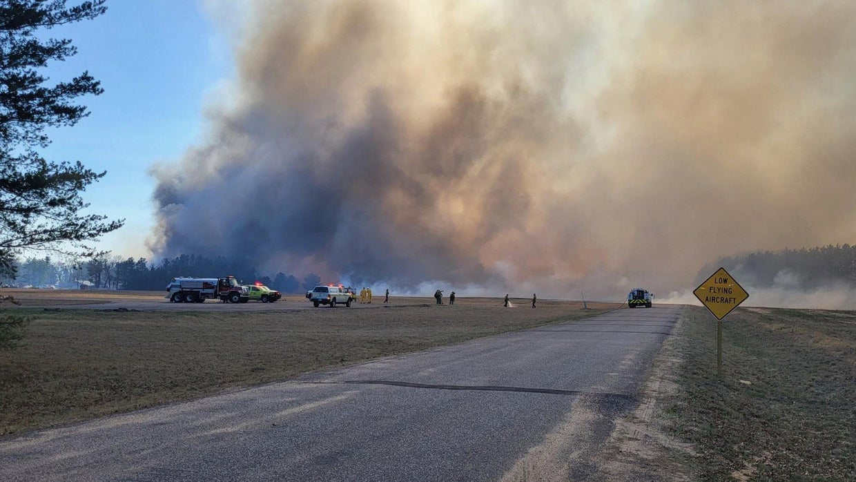 Wisconsin fire crews battling 100-acre wildfire in Juneau County - CBS ...