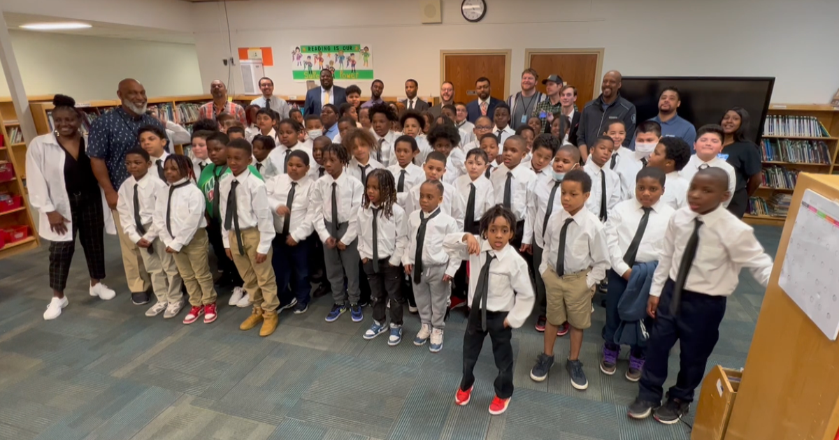 Volunteers at Pontiac school shows kids how to dress for success - CBS ...